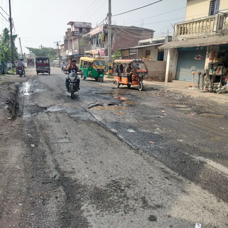 Benipur Darbhanga main road is in a dilapidated condition, causing ...