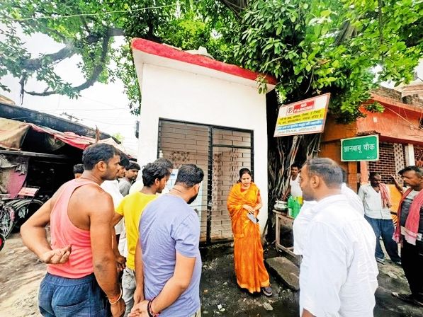 The mayor inspected the drinking water centers in the city and gave ...