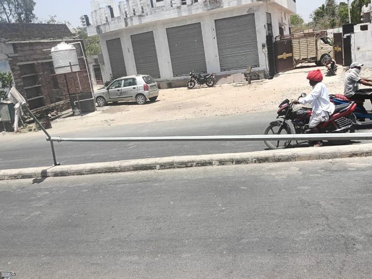 Kanod Divider & Light Pole Broken, Major Accident Averted