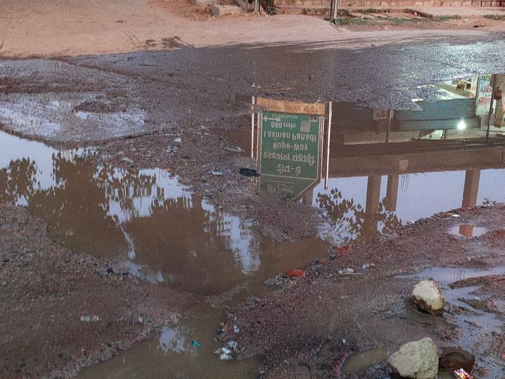 Chitrakoot Waterlogging | Lakshman Pahadi Namami Gange Leak Causes Havoc