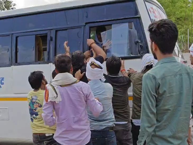 Chitrakoot Bus Vandalism Over Overtake Dispute | Police Inquiry