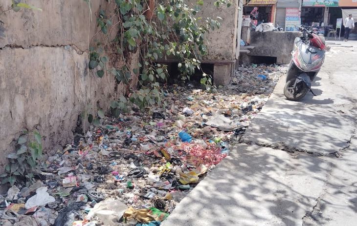 The drain is not cleaned, the smell makes life difficult, people are ...
