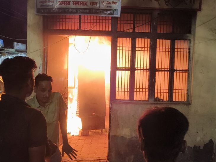 Firozabad Cooling Center Fire | Locals Douse Flames Under Bridge