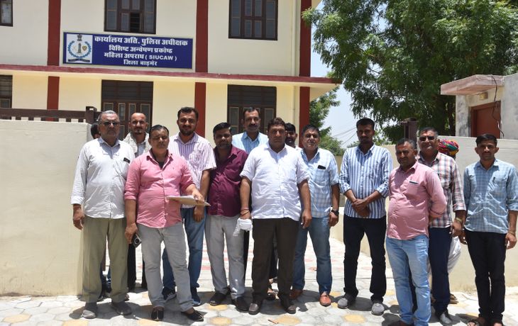 Illegal bus stand in no-parking zone at Sindhari intersection, roadways ...
