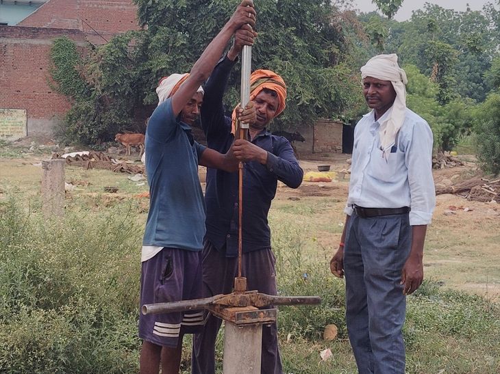 Jigna Handpump Repaired | BDO Order, Water Flow Starts; Dainik Bhaskar ...
