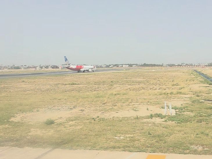 Akasa Air Flight Emergency Landing Lucknow | Low Fuel Alert