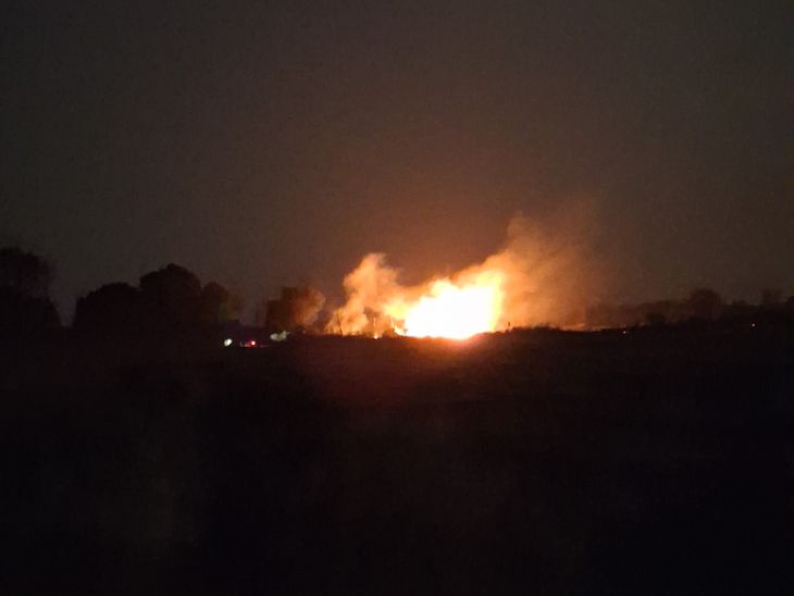 Bheeti Village Fire | Villagers Battle Blaze, Fire Brigade Arrives