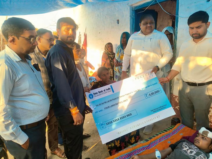 Dadraul MLA Hands Over ₹4 Lakh Aid Check to Wall Collapse Victims Family