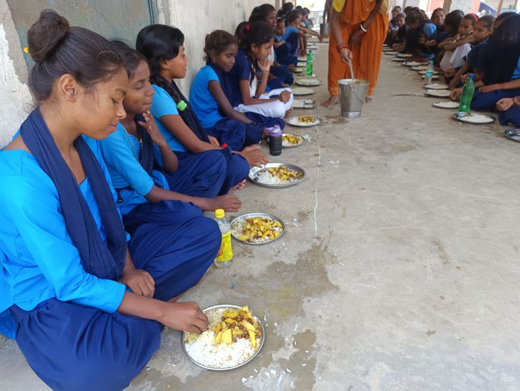 Gauraboura High School Aisi Principal Scolds Cook Over MDM Quality