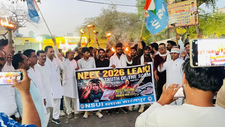 Congress took out a torchlight procession in Sarangpur