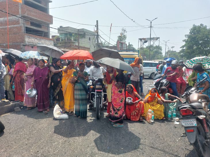 Anger erupts over water crisis, women block roads with empty pots