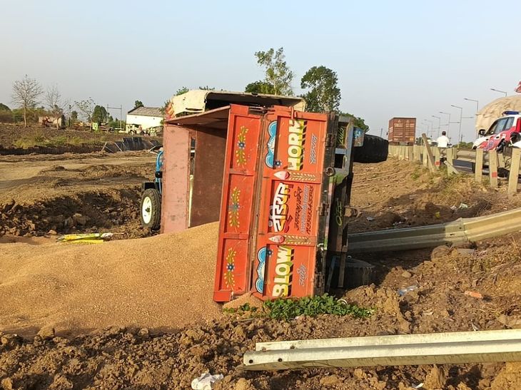 Dewas Farmer Produce Spill | Tractor-Trolley Overturned After Container ...