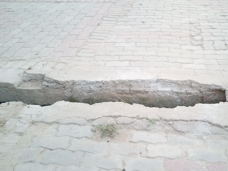 Barabanki Tikaitnagar Ward 4 Drain Stone Issue | Locals Face Trouble