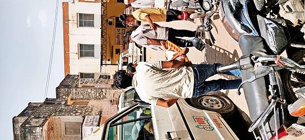 Father and son writhed in pain in the ambulance for 10 minutes, ward ...