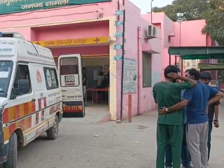 Car Accident Kairana Highway | Divider Hit, 3 Injured, One Referred