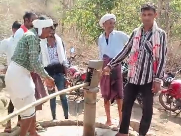 Badwani Villagers Protest PHE Neglect | Broken Handpump Fixes