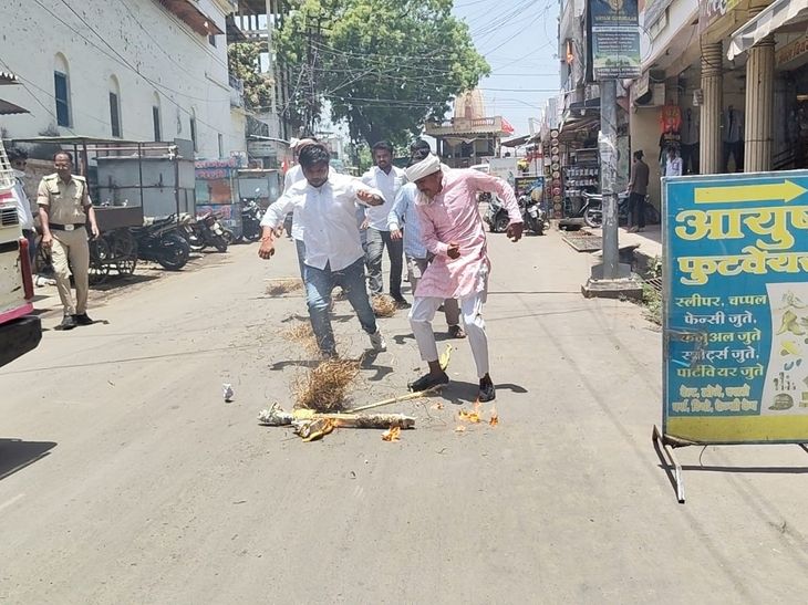 Jhabua Congress Burns Amit Shah Effigy Over Tribal Address Controversy