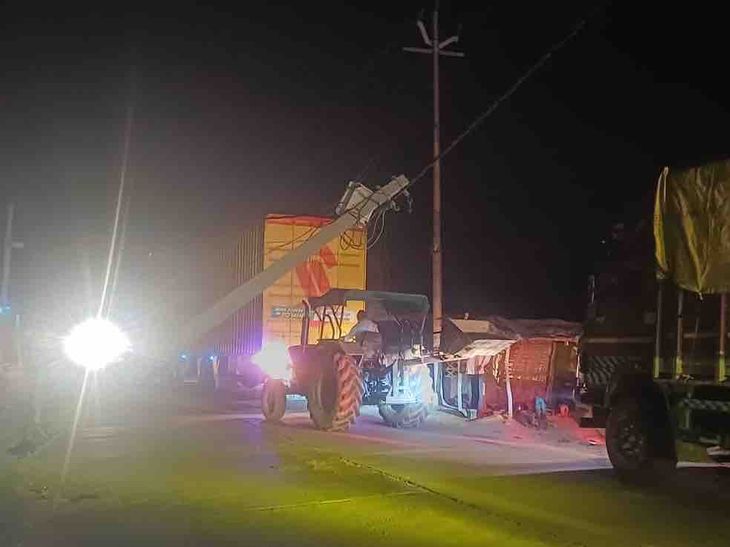 Eta Sakit Mainpuri Road Traffic Jam | Power Pole Lean Disrupts Commute