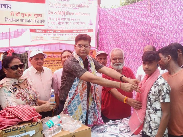 Ghaziabad Heatwave Relief Campaign: ORS, Gamchhas Distributed to Workers