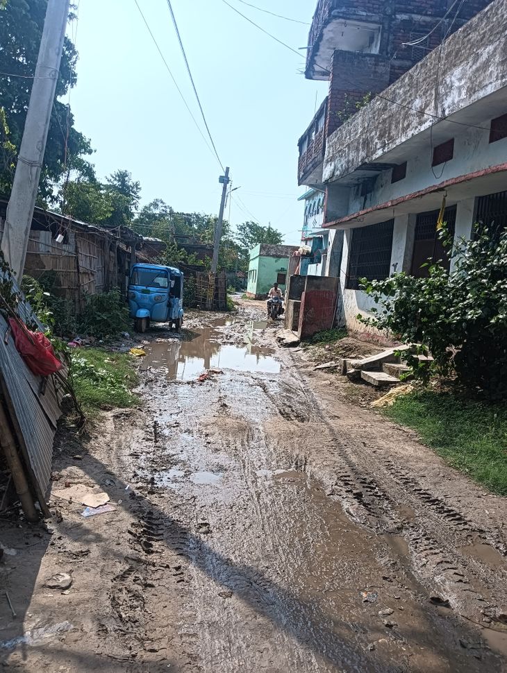 The road from Shivhar-Madhuban Highway to Bashiya Ram via Fatehpur is ...
