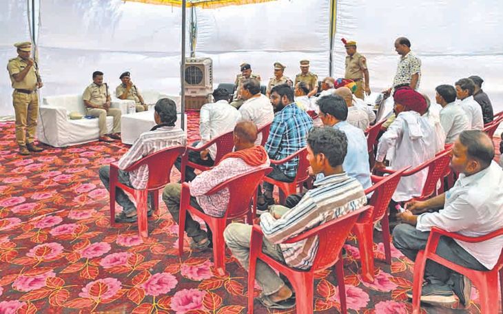 CLG members should work shoulder to shoulder with the police: Meena