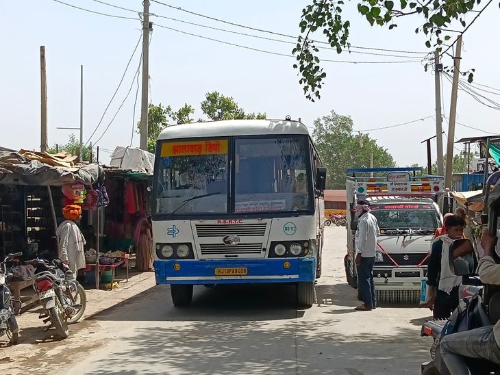 Illegal parking and encroachment at Basoli bus stand cause traffic jam
