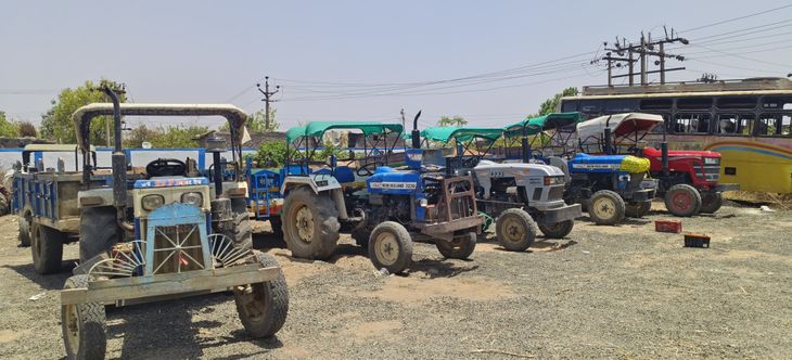 Six tractor trolleys seized while transporting sand