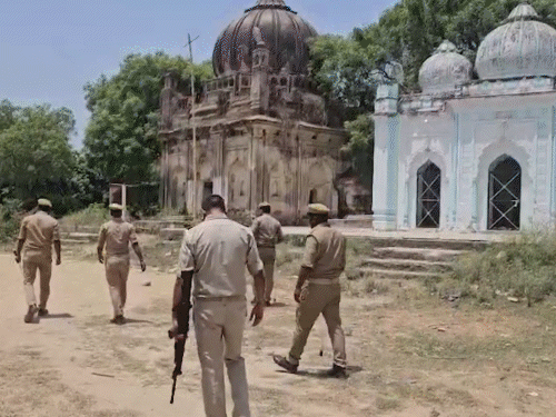 Lucknow Kasamandi Kala Dispute; Shiv Mandir vs Mosque Claims ...