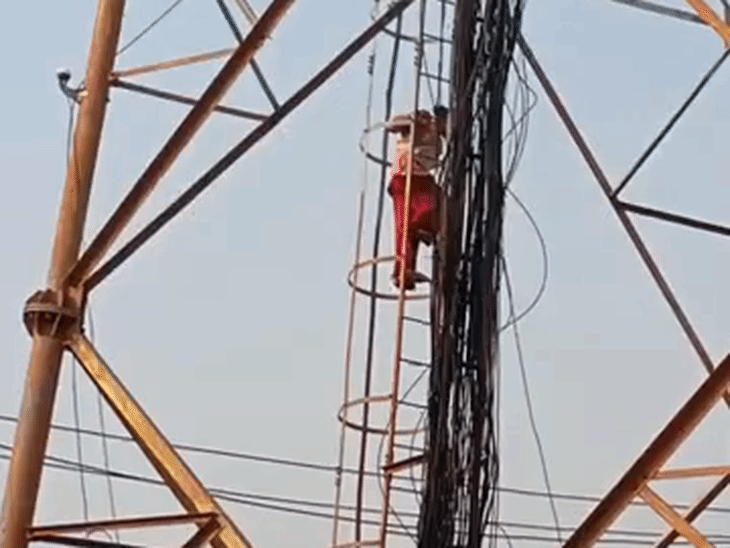 Kushinagar Mobile Tower Drama | Girl Demands Lovers Release