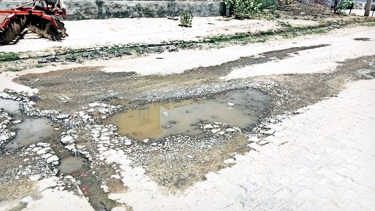 Sahwa; Broken road in Ward 18, deep potholes causing traffic problems
