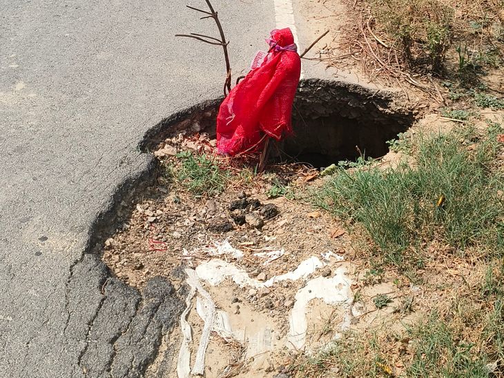 Bansgaon-Kusmaul Road Potholes Danger | Locals Demand Permanent Solution