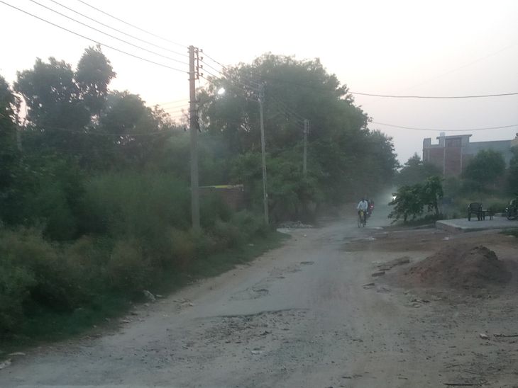 Kasganj Colony Roads Potholes & Filth | Commuters Struggle