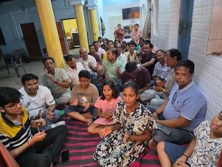 Special worship was performed with the flame of Barsa, devotees danced ...