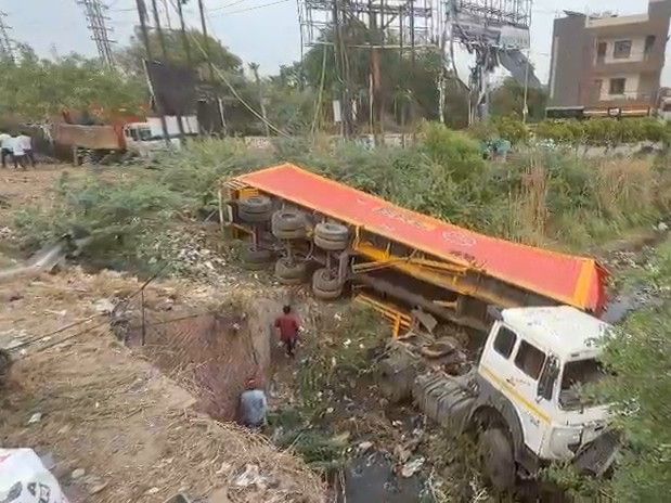 Mathura Truck Accident | Driver Critically Injured