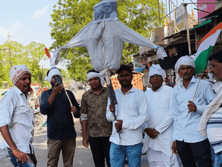 Segon Protest Against Vanvasi Remark; Khandwa Tribal Congress Burns ...