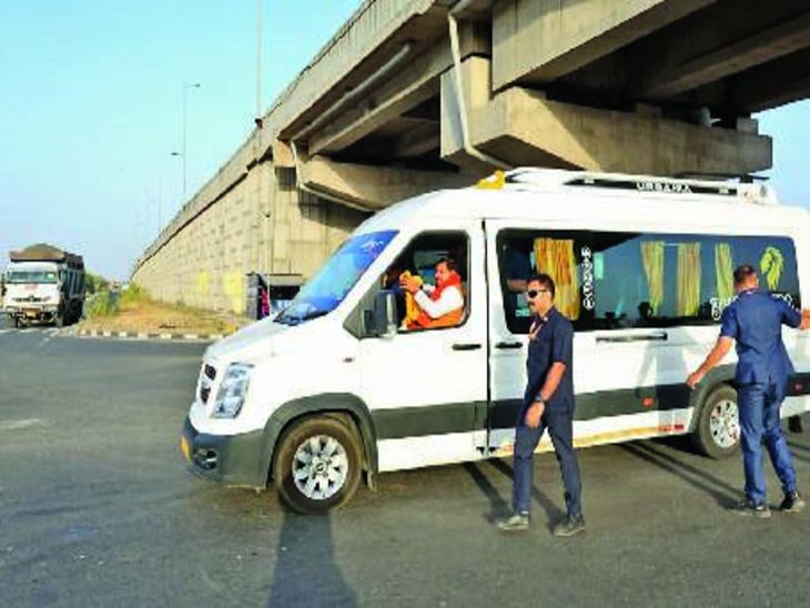 The Chief Minister left the carcade and traveled by bus from Indore to ...