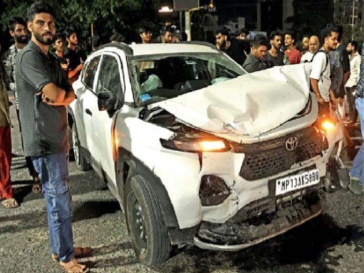 Two cars collided at high speed at 3 am, two overturned, one injured ...