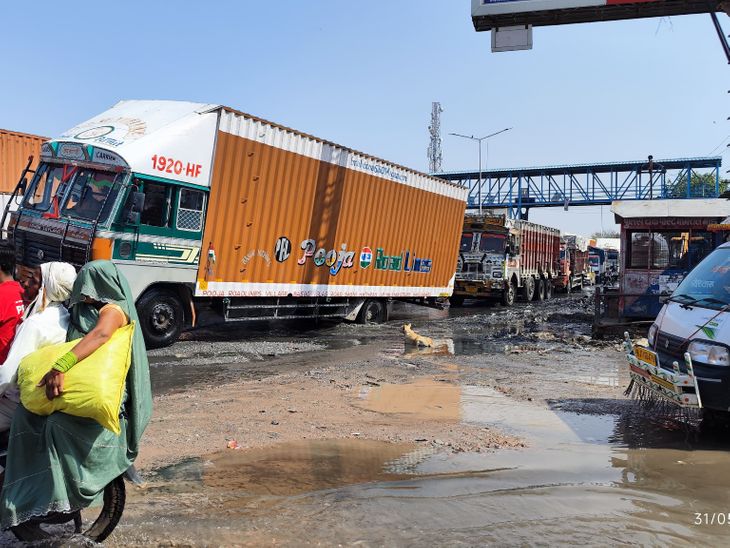 Dholpur NH44 Traffic Jam | Potholes Cause 5KM Jam, Ambulances Stuck