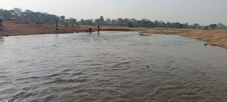 Open the main gate, releasing water from Tandula Dam