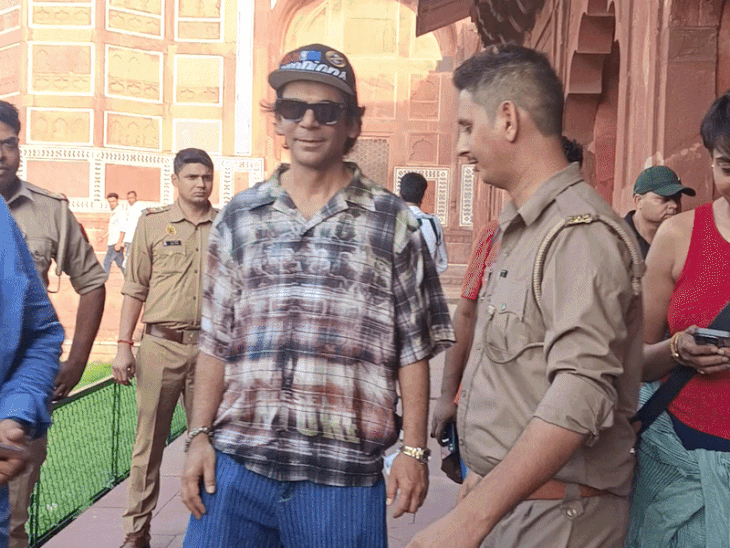Sunil Grover Visits Taj Mahal Agra | Fans Photo Session
