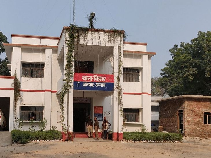 Unnao Illegal Liquor Seized | Woman Arrested Selling Kacchi Sharab