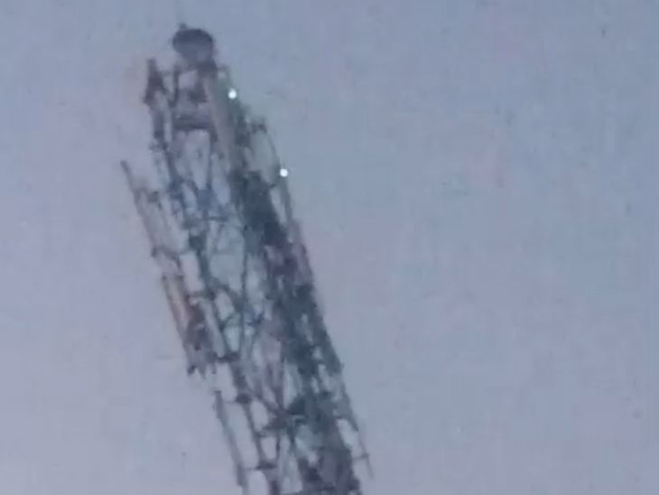 Chandauli Man Climbs Mobile Tower | Angry Wife, Drunken Stunt