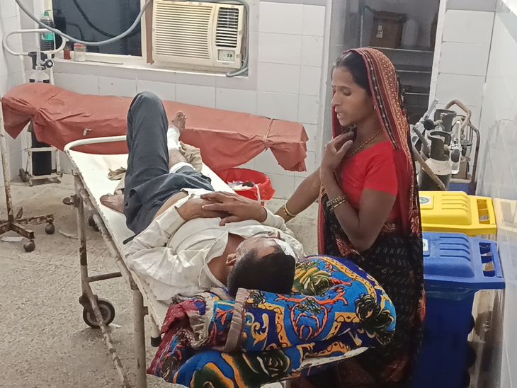 Pratapgarh Accident: E-Rickshaw Overturns, Driver & Woman Injured