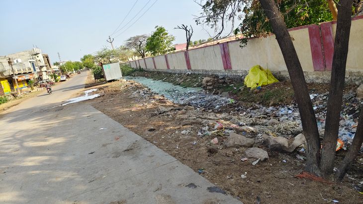 Piles of garbage piling up at the bus stand amid the cleanliness drive