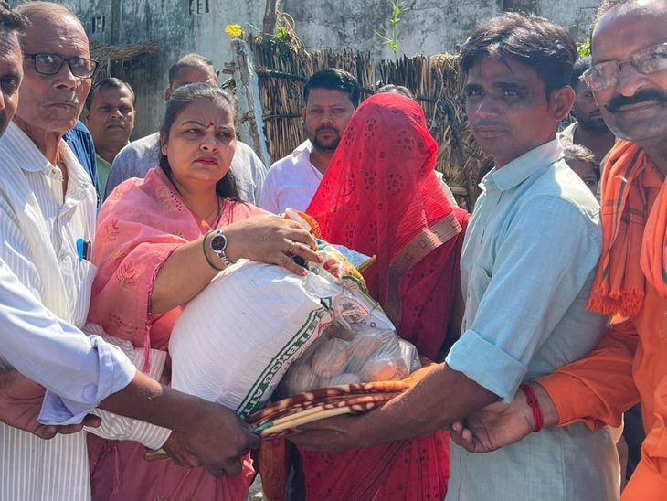 Ashutosh & Meenakshi Gangwar Visit Fire Victims Dadiya Safdar Ali ...