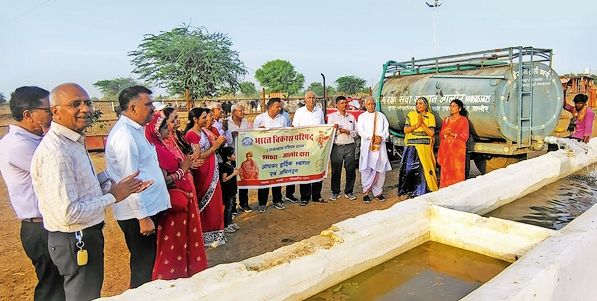 Bhavip Mahila Mandal donated 20 quintals of green fodder and 11 tankers ...