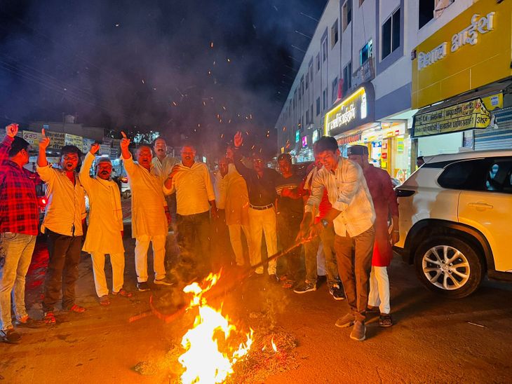 Congress protests against Chief Minister's statement, burns CM's effigy