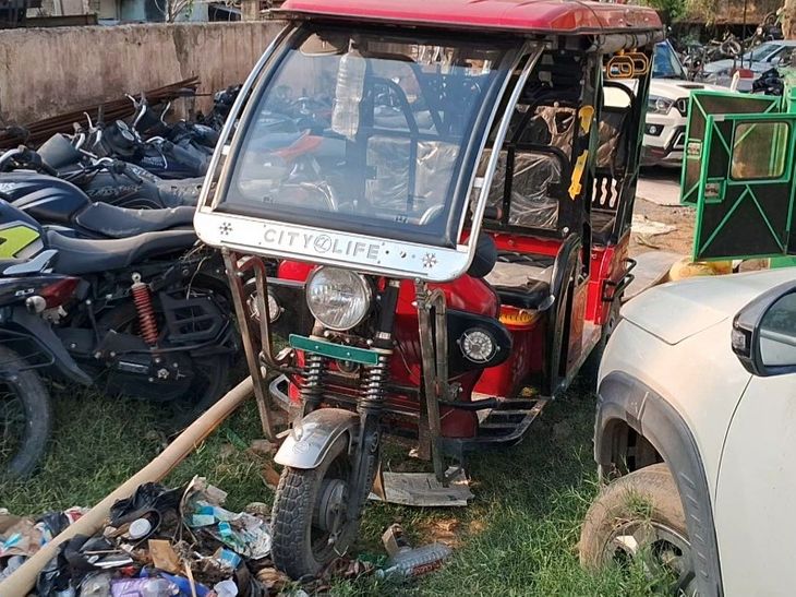 Varanasi E-Rickshaw Accident Kills Dairy Plant Manager During Morning Walk