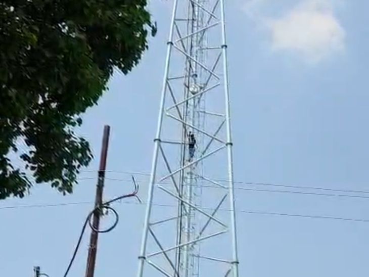 Bareilly Youth Rescued From Mobile Tower After Wife Dispute