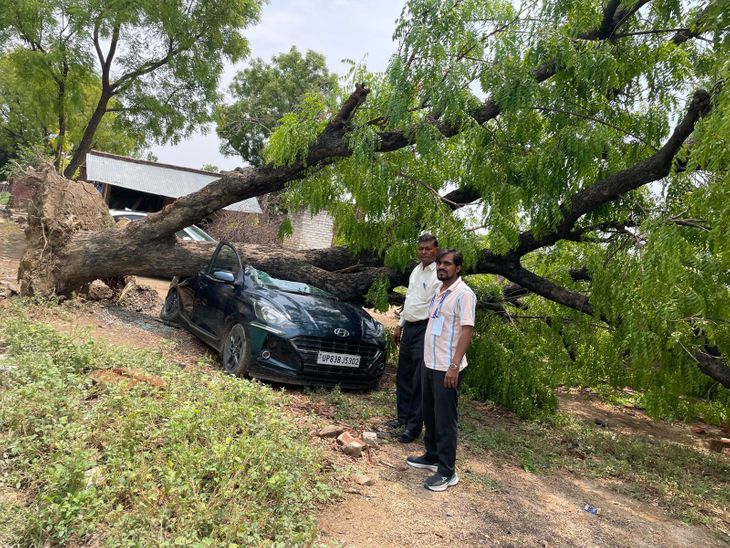 Maheva Villages Tin Sheds Blown Away | Heavy Loss Neem Tree Falls On Car